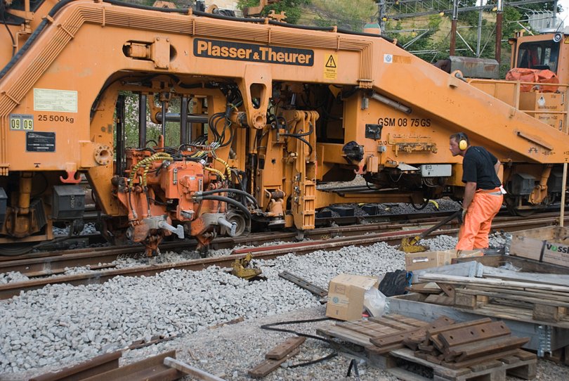 tamper in action. - Narrow Gauge railway Photo Gallery